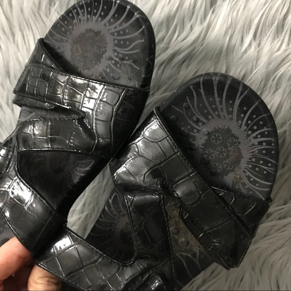 Vionic | Shoes | Orthaheel Vionic Comfort Sandals Strappy Black | Poshmark